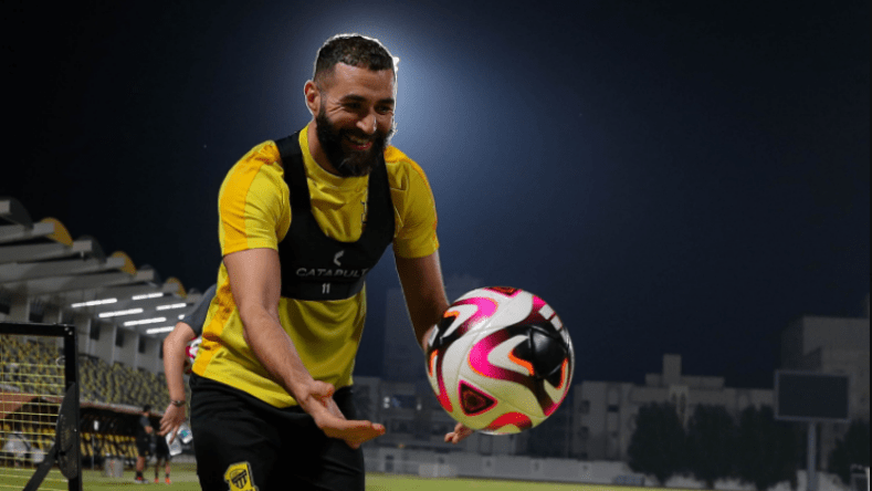 بن زيمة يتجاهل رونالدو وميسي في تشكيلة الأحلام (فيديو) – الشروق أونلاين