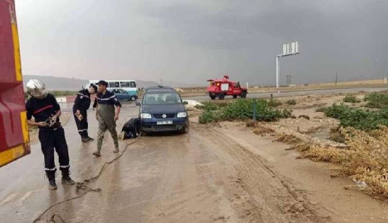 إنقاذ عائلات علقت داخل سياراتها وامتصاص مياه الأمطار من المنازل