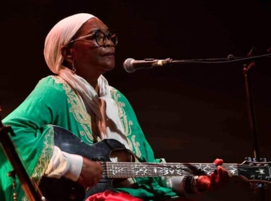 Hasna El-Bacharia, la rockeuse du désert s'est éteinte – Le Jeune ...